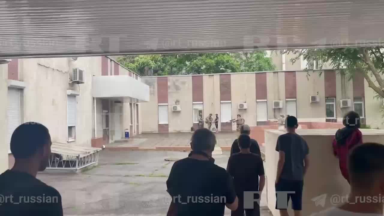 Бойцы ЧВК «Вагнер открыли стрельбу по входу в здание «Ростелекома в