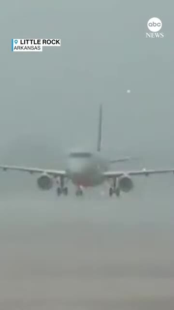 В самолет American Eagle, приземлившийся в аэропорту Арканзаса во время ...
