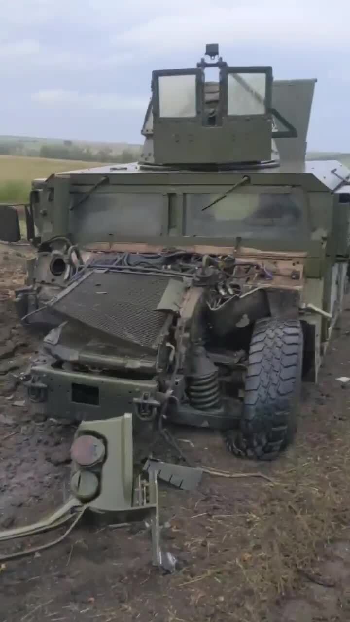 Подорвавшаяся на мине и брошенная бронемашина M1151 Humvee (HMMWV ...