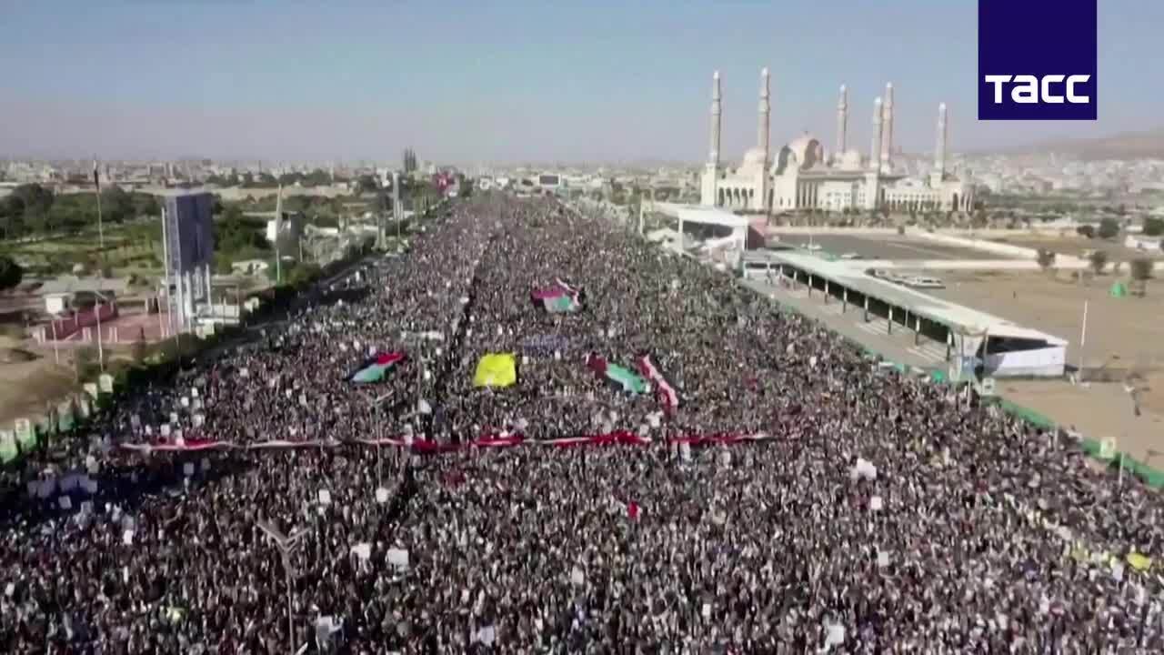 Митинг против бомбардировок США и Великобритании по объектам мятежников хуситов из движения