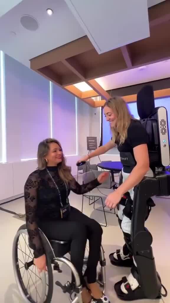 Французский стартап, показал экзоскелет позволяющий инвалидам ходить, приседать и даже ...