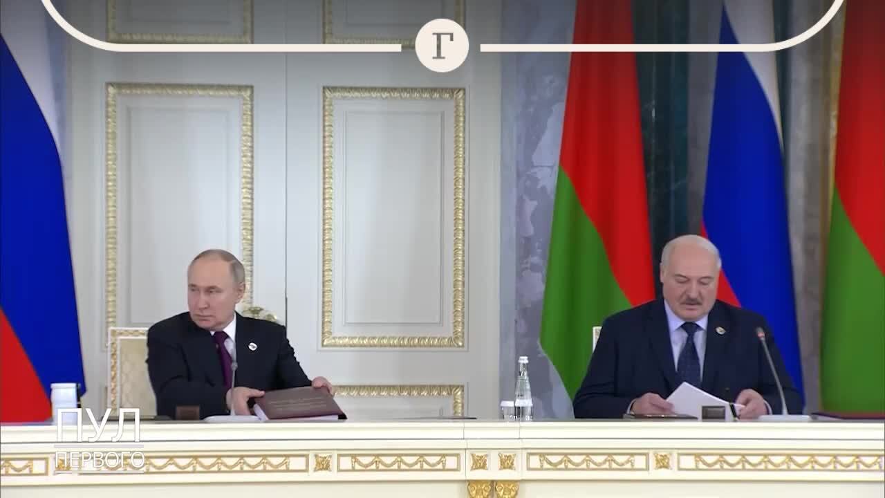 Путина очень удивил размер и вес папки с бумагами на подписьЕе передали ...