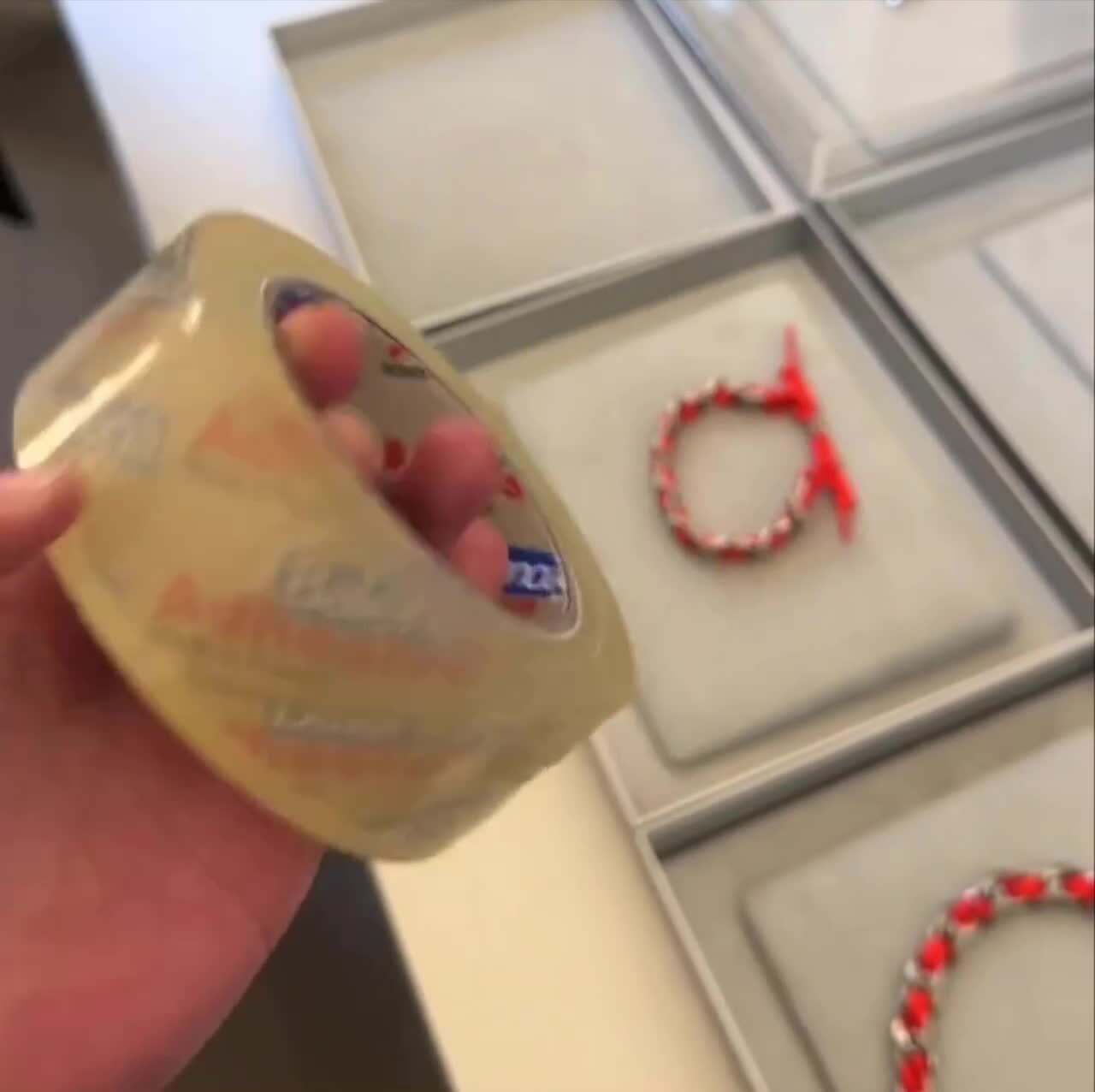 На "Неделе моды 2024" Balenciaga представила браслет в виде скотча