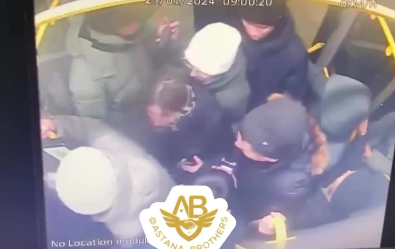 Женщина выпала из автобуса на ходу стоя спиной к выходу одна из