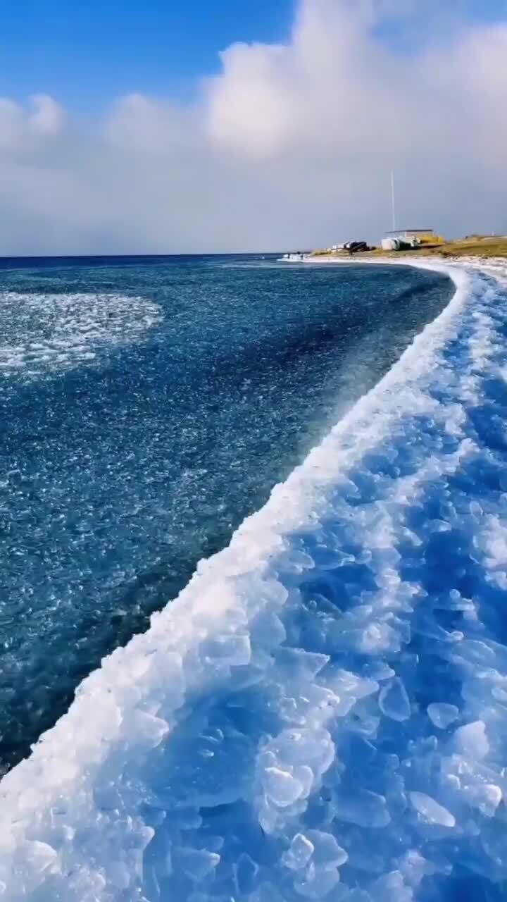 Китай Ледяные волны на высокогорном озере