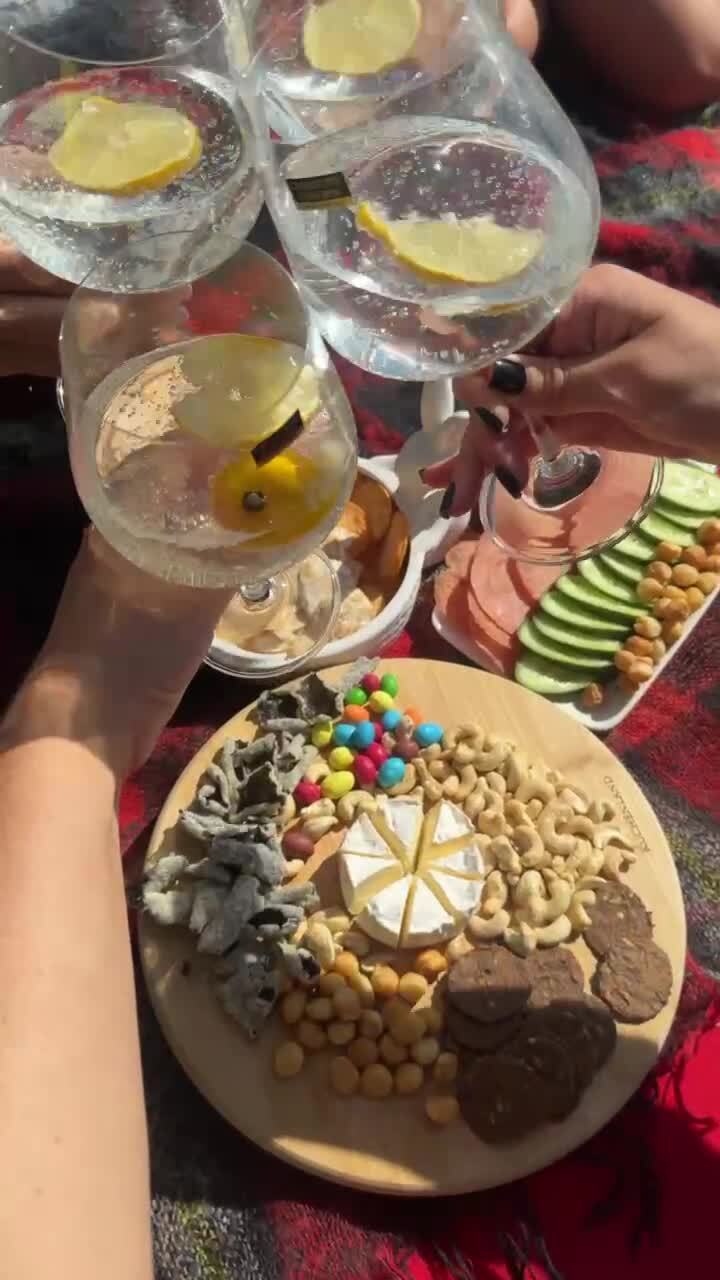 Булькающая минералка с лимоном в бокалах